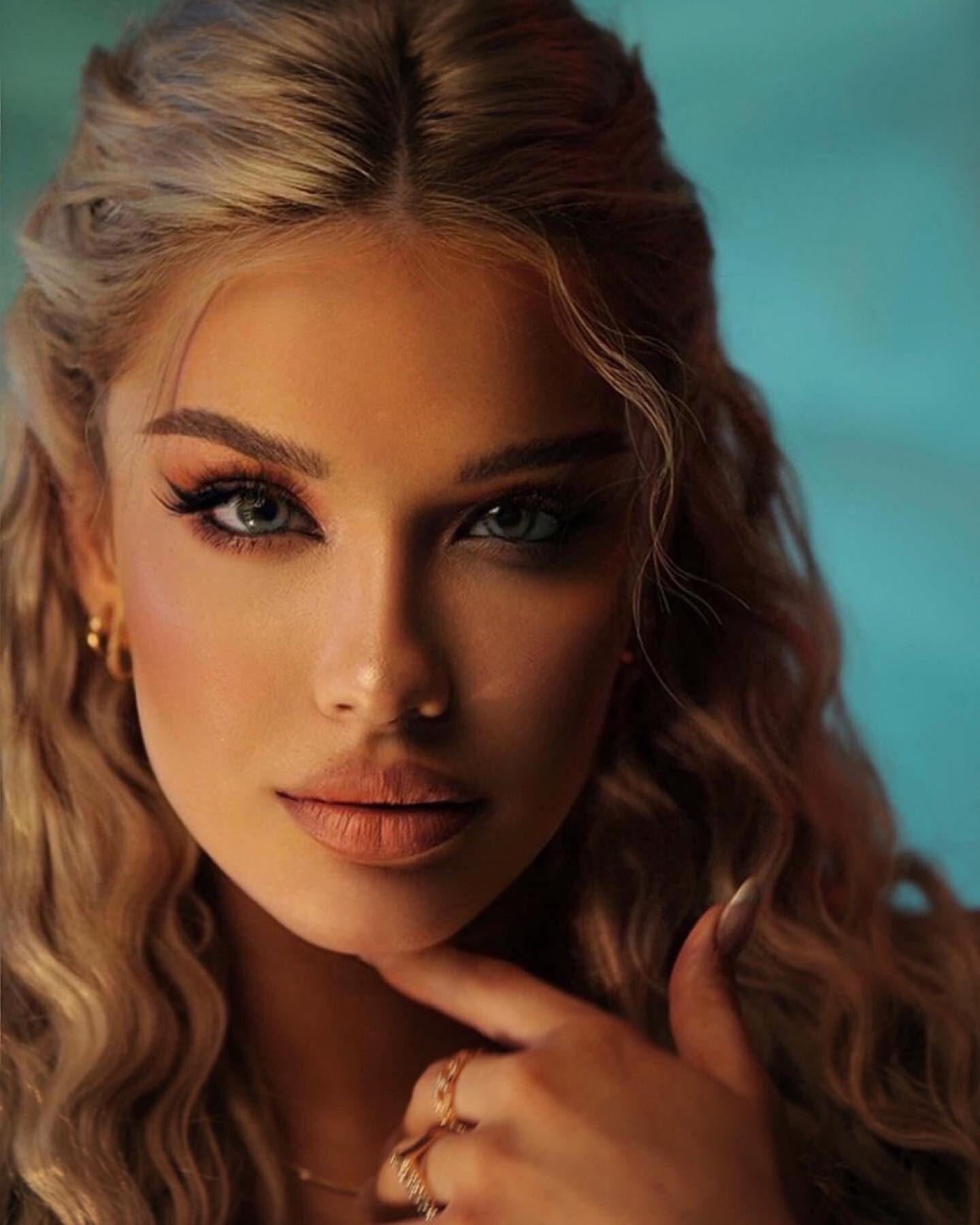 Dating Swiss Women. This guide contains tips on how to date a Swiss girl.